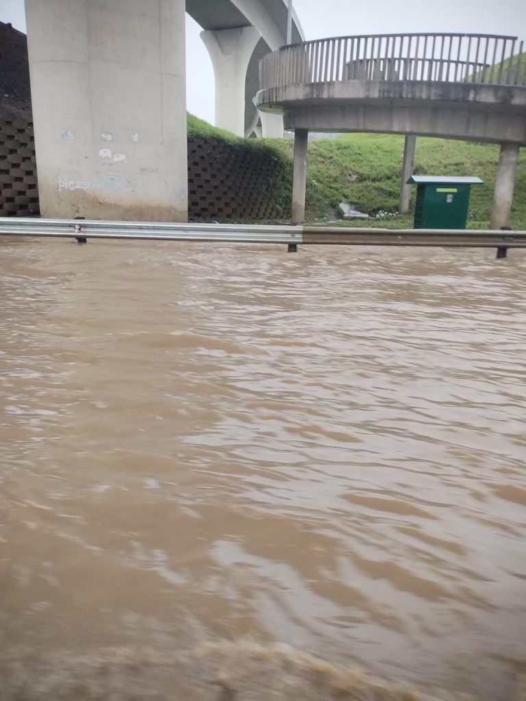 Flooded roads in eThekwini on Friday - Earthnews365