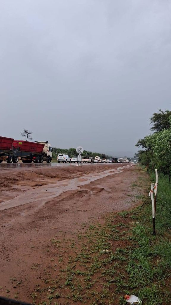Most low-lying bridges and roads flooded in Modimolle - Earthnews365