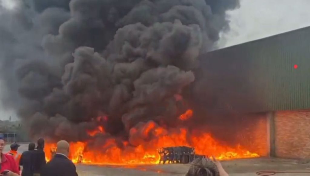 A huge fire at William Moffet Park - Earthnews365
