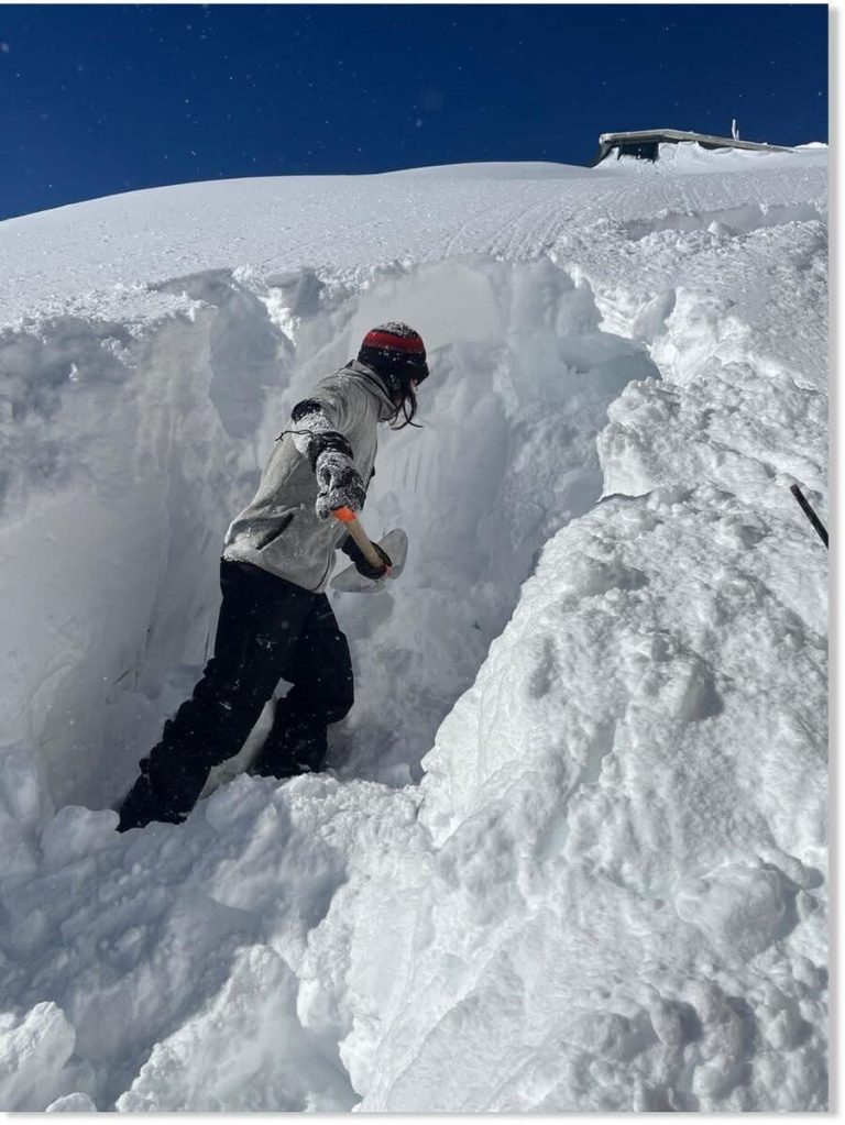 6 killed by avalanches in French Alps - Earthnews365