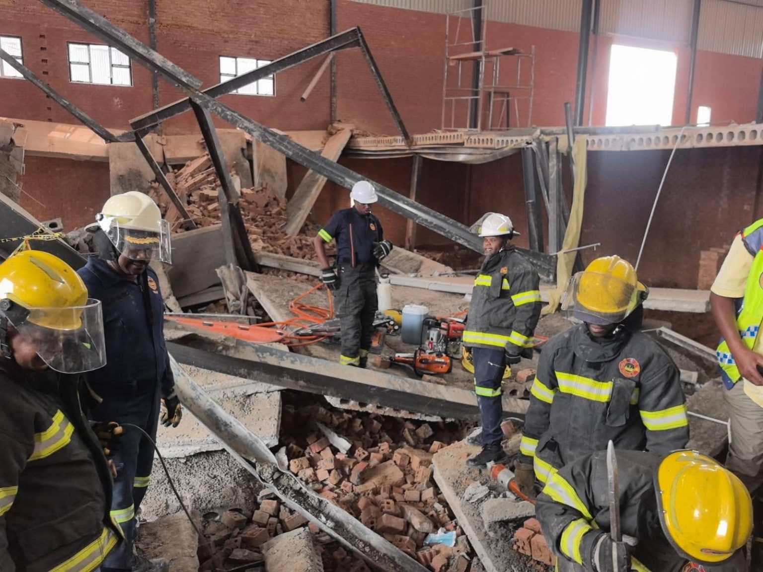 Death toll up to 9, in Ormonde collapsed building - Earthnews365